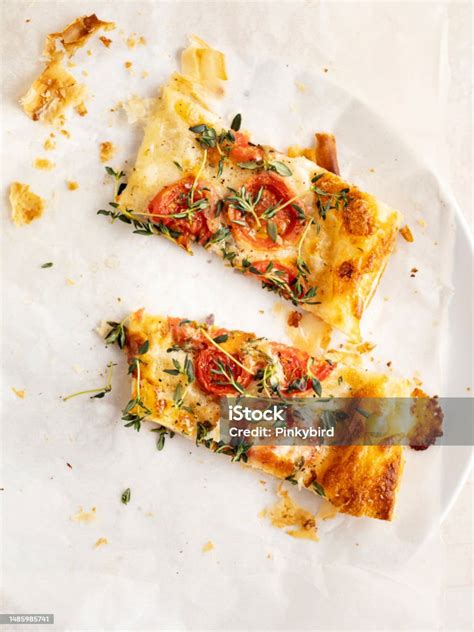 퍼프 페이스트리 마가리타 피자 퍼프 페이스트리 피자 치즈를 곁들인 퍼프 페이스트리로 만든 피자 타임 잎을 곁들인 토마토 토마토