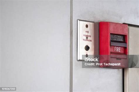 푸시 버튼 스위치 소화기 포트와 경보 및 보안 시스템에 대 한 회색 벽에 화재 경보 화재 경보기에 대한 스톡 사진 및 기타 이미지 화재 경보기 순서 비즈니스 Istock