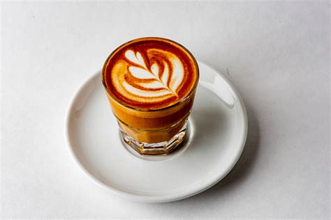 카푸치노 라떼 또는 에스프레소 커피 찐 우유와 거품 우유 거품이 갈색 설탕을 얹은 에스프레소 클래식 한 이탈리아 또는 프랑스 카페 좋아하는 0명에 대한 스톡 사진 및 기타