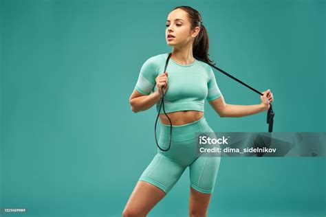 스튜디오에서 포즈를 취하는 점프 로프를 가진 스포티 한 젊은 여성 25 29세에 대한 스톡 사진 및 기타 이미지 25 29세 30 34세 건강관리와 의술 Istock