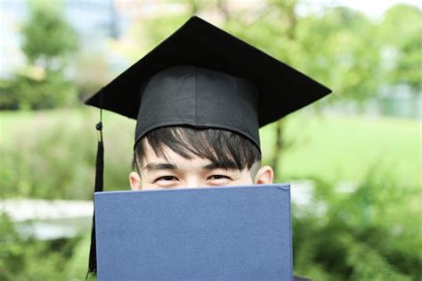 그의 졸업을 축하하는 박격포와 학술 드레스를 입고 아시아 학생의 초상화 일본에 대한 스톡 사진 및 기타 이미지 일본 학위 20 24세 Istock