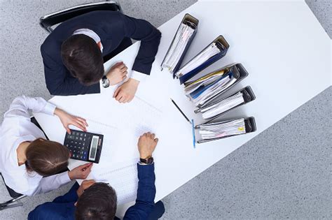 회의에서 사업 사람들 위에서 볼 회계 또는 재무 관리자 보고 계산 또는 균형을 확인 합니다 내부 수익 서비스 금융 문서를 확인입니다 감사 및 세금 개념입니다 개념에 대한