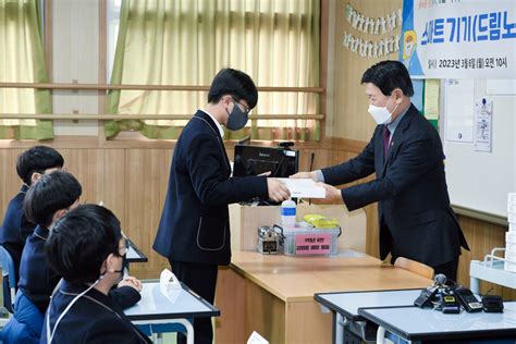퍼주기 논란 휩싸인 제주 ‘중학생 노트북 지원 매일경제