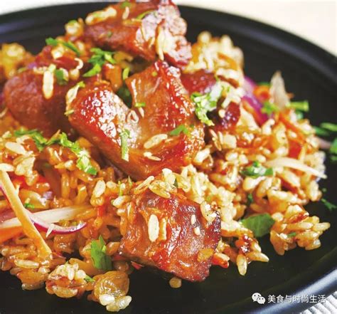 香喷喷新疆手抓饭一眼便知是营养与美味的完美结合让人食欲大增 羊腿肉