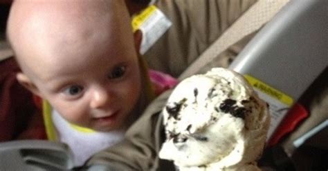 아이스크림 처음 본 아기 살아있네니가 아이스크림 맛을 알아