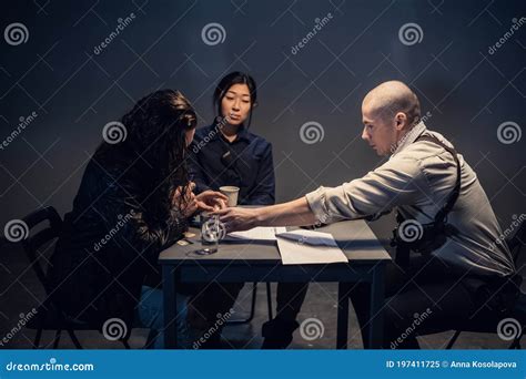 一名持枪枪枪的警察调查员，与一名男子会面，当着一名律师的面，怀疑他是盗窃犯 库存图片 图片 包括有 男性 调查 197411725