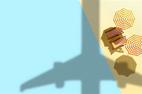 이국적인 리조트 위치로의 항공 여행 재개 의 개념 열대 해변 위를 비행 상업 비행기의 그림자와 창조적 인 구성 해변 휴가 및 여행 플랫 레이 복사 공간 0명에 대한 스톡