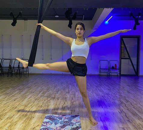 Janhvi Kapoor Scrolller