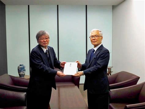 院友会への目録贈呈式が行われました 学校法人國學院大學 法人サイト