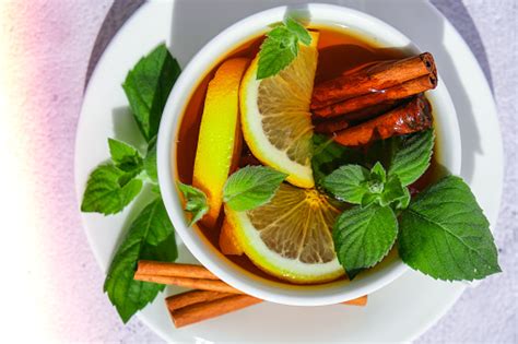 레몬 계피 스틱 민트 잎을 곁들인 블랙과 녹차 뜨거운 음료 건강한 멜리사 차 천연 유기농 아로마 드링크 여름 가을 겨울 따뜻한