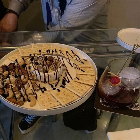 브리치즈구이 와 칵테일 푸드 캐시피드