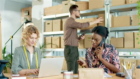 무료 스톡 영상 다민족 디자이너 팀 태블릿 입력 노트북 검색 패션 의류 매장에서 전화 통화