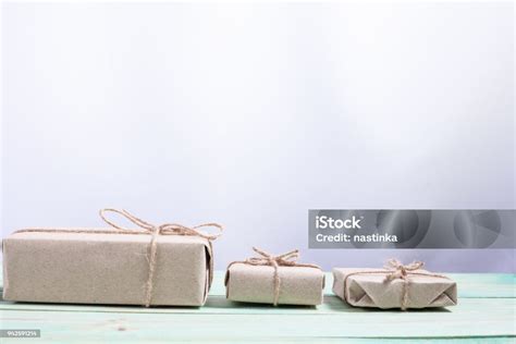 선물 상자 포장 크 래 프 트 종이 꼬기와 종이 눈송이와 매듭 꼬기와 공동 복사 공간 Diy에 대한 스톡 사진 및 기타 이미지 Diy 갈색 용지 개념 Istock