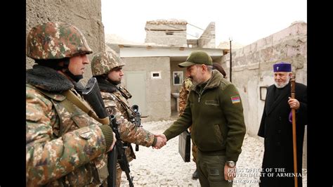 Վարչապետը տիկնոջ եւ Ամենայն Հայոց կաթողիկոսի հետ Ամանորի առթիվ այցելել է մարտական հենակետ Youtube