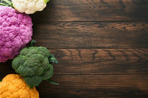 컬러푸 콜리플라워 오래된 나무 배경에 콜리 플라워의 다양한 종류 보라색 노란색 흰색 및 녹색 양배추 브로콜리와 로마네스코 농업 수확 모의 0명에 대한 스톡 사진 및 기타
