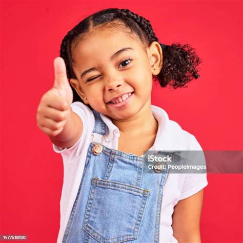 엄지 손가락 스튜디오에서 초상화와 여자 아이 빨간색 배경 또는 고립 된 손 기호 행복한 아이들 엄지 손가락 제스처와 같은