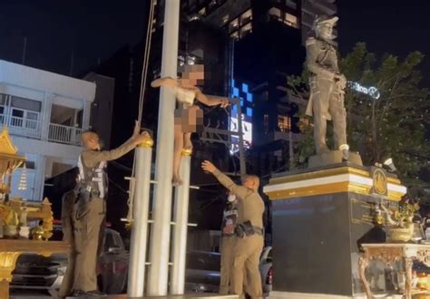 ในประเทศ สาวสองสติไม่ดีปีนเสาธงโชว์เต้าหน้าโรงพักพัทยากลางดึก ตร เข้าระงับเหตุวุ่น