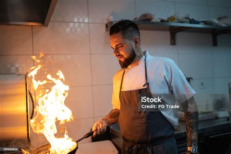 상업용 주방에서 팬을 사용하여 화염 식사를 준비하는 요리사 요리하기 음식 준비에 대한 스톡 사진 및 기타 이미지 요리하기 음식 준비 레스토랑 요리사 Istock