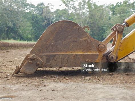 건설 현장에서 흙을 파서 작업하는 굴착기 굴착기 토양의 양동이 이빨 크롤러 굴삭기가 토양을 파고 있습니다 굴착기 지구 이동 기계