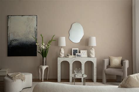 모형 포스터 프레임 대리석 아치 콘솔 회색 안락의자 꽃병 흰색 소파 거울 부클 푸프 개인 액세서리가 있는 따뜻하고 아늑한 거실 인테리어 가정 장식 템플렛 모델하우스 내부에