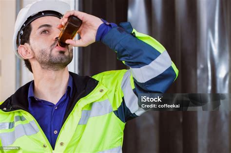 열심히 일하고 졸린 느낌 후 피곤 상쾌한 에너지 음료를 마시는 노동자 공사장 감독에 대한 스톡 사진 및 기타 이미지 공사장 감독 과로 남자 Istock