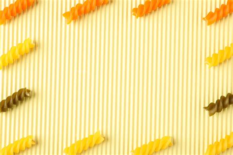 밝은 배경에 컬러 파스타 텍스트 및 근접 촬영을 위한 공간을 가진 편평한 누워 조성 곡초류에 대한 스톡 사진 및 기타 이미지 곡초류 구도 국수 Istock