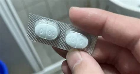 網美女友包包藏「藍色藥丸」 她認了：找富大叔包養網狂猜真實身分 生活 Ctwant