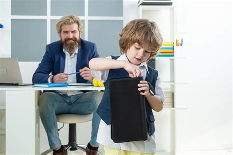 Pequeño Jefe Pequeño Empresario Niño Mandón Que Trabaja En La Oficina