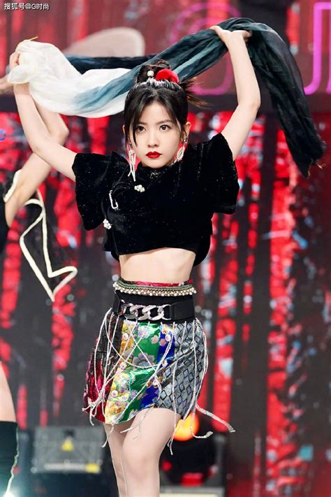 赖美云身着黑色丝绒短上衣搭配五彩中国风短裙现身 搜狐大视野 搜狐新闻