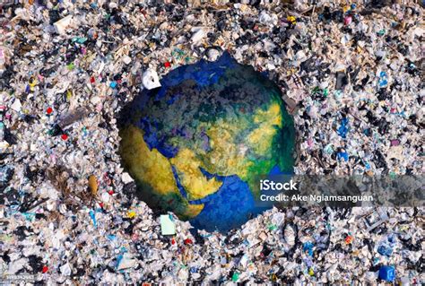 조감도 흙과 쓰레기 더미 플라스틱 병 및 쓰레기 폐기물 분류 시설 환경을 보존하고 세상을 구하기 위한 폐기물 처리 및 폐기물