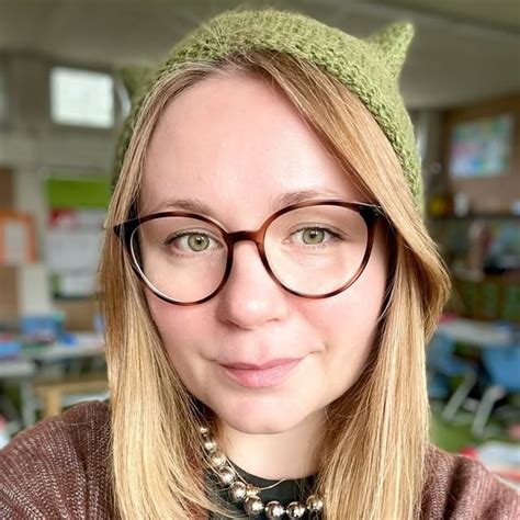 пришлось напрячься Сидим смотрим я перевожу кое что И тут на первой