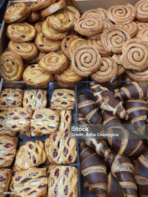 베이커리 또는 식료품점에서 갓 구운 달콤한 냉동 퍼프 쇼트 크러스트 페이스트리 매장 상품진열에 대한 스톡 사진 및 기타 이미지 매장 상품진열 빵집 작은 Istock