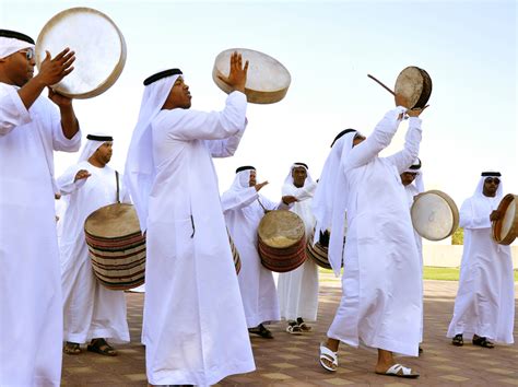 Cultura Y Tradiciones Arabes Hembra Marroquí Que Prepara Té árabe