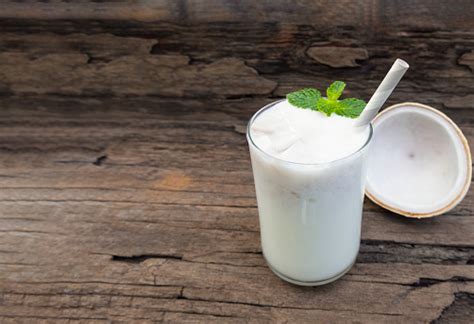 코코넛 스무디 화이트 과일 주스 밀크 쉐이크 혼합 음료 건강 한 높은 단백질 맛 맛에 유리 음료 에피소드 아침 나무 배경에 0명에 대한 스톡 사진 및 기타 이미지 Istock