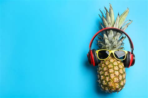 밝은 파란색 배경에 헤드폰과 선글라스와 파인애플의 상단 보기 텍스트 공간 크리에이티브 컨셉 0명에 대한 스톡 사진 및 기타
