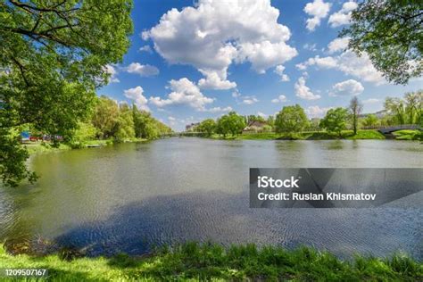 봄 풍경입니다 따뜻한 화창한 날에 호수가있는 도시 공원 호수 나 강의 잔잔한 표면에 나무와 구름의 반사 0명에 대한 스톡 사진 및 기타 이미지 Istock