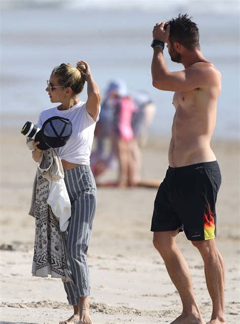 Elsa Pataky And Chris Hemsworth On The Beach In Byron Bay Australia 11