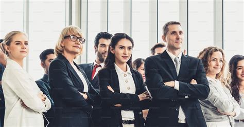 성공적인 사업가들은 함께 서서 노동자 공동체의 강한 관계를 보여줍니다 현대 사무실에서 강력한 그룹 팀워크를 표현하는 사업가와