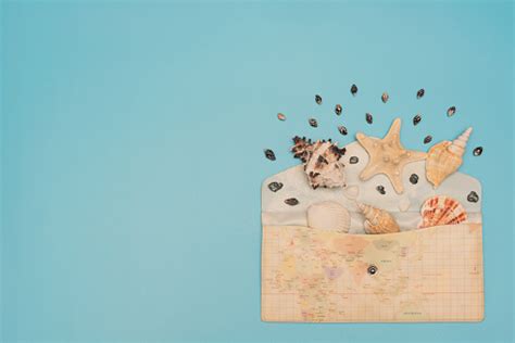 다른 바다 조개와 불가사리는 파란색 배경에지도 인쇄와 함께 열린 봉투에 누워 복사 공간이 있는 플랫 레이 스타일 여행 또는 여름 컨셉 0명에 대한 스톡 사진 및 기타 이미지