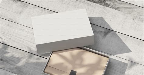 야외에서 나무 테이블에 크래프트 포장지가 있는 흰색 판지 선물 상자 모형을 열었습니다 3d 렌더링 사진 Unsplash의 포장 이미지