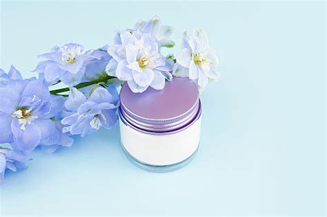 화이트 크림 블루 메탈 스크류 캡 블루 델피늄 플라워가 있는 유리 화장품 항아리 템플릿 모형 클로즈업 브랜딩용 보습제가 있는 화장품 병 블랭크 0명에 대한 스톡 사진 및