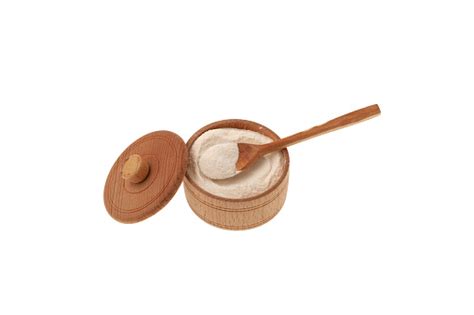 하얀 바탕에 나무 그릇에 있는 식품 첨가물 E415 디자인 요소입니다 잔탄검 분말 텍스처 개량제 안정제 천연 증점제 글루텐 프리 식품 결합제 가루로 빻은에 대한 스톡 사진