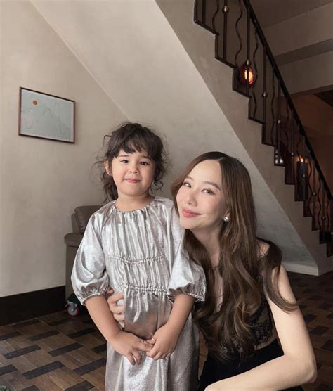 “เต้ย จรินทร์พร” แซ่บสะกดทุกสายตา สวมเสื้อลูกไม้ซีทรูแหวกอกอวดอึ๋ม โชว์หน้าท้องขาวจั๊วะ