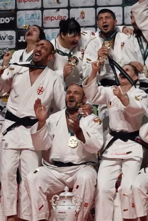 პირველი არხი პეკინში გამართულ აუქციონზე იშვიათი ლაბუბუს ფიგურა დაახლოებით 150 000 დოლარად