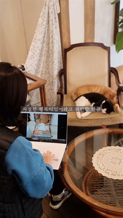 애즈유아 빈티지 블랙과 우드 🖤🪑🧺 제품제공 쨍한 컬러감이 매력적인 머랭 포터블 램프 색채상점 파르베샵을 만나기 전까지 화려한 색상 쓰기가 어려웠는데