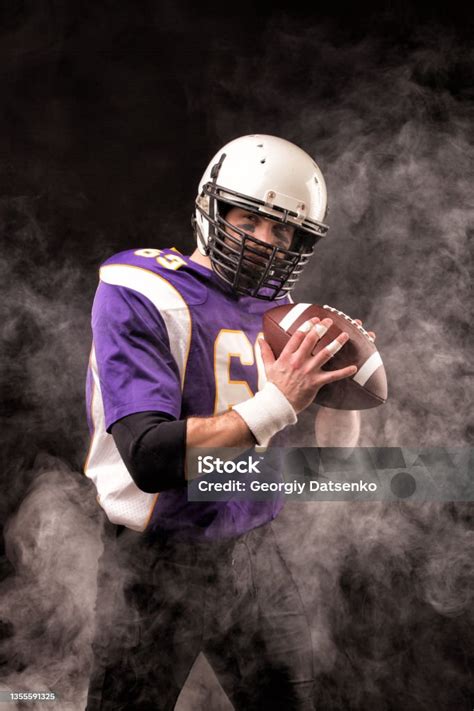 연기에 자신의 손에 공을 들고 미식 축구 선수 검은 배경 복사 공간 미식 축구 동기 부여 복사 공간의 개념 3차원 형태에 대한 스톡 사진 및 기타 이미지 Istock