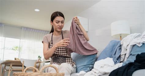 집에서 거실에서 청소하는 아시아 청소 서비스 여성 노동자 아름다운 소녀 가정부 청소부는 집안의 가사 집안일을 위해 지저분한