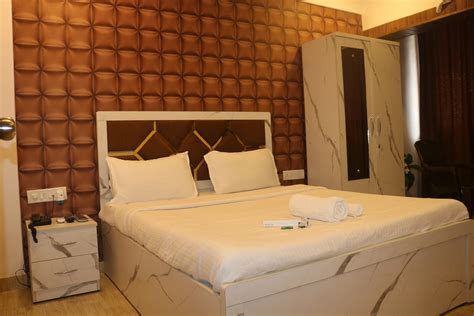 Stay At A Spacious Comfortable Bhk Service Apartment In Kandivali