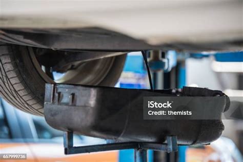 자동차 관리 자동차 엔진에 정비사 쏟아지는 새로운 오일 윤 활 유 서비스 가솔린에 대한 스톡 사진 및 기타 이미지 가솔린 교통수단 금 금속 Istock