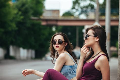 Chicas Jóvenes Con Gafas De Sol Descargar Fotos Gratis